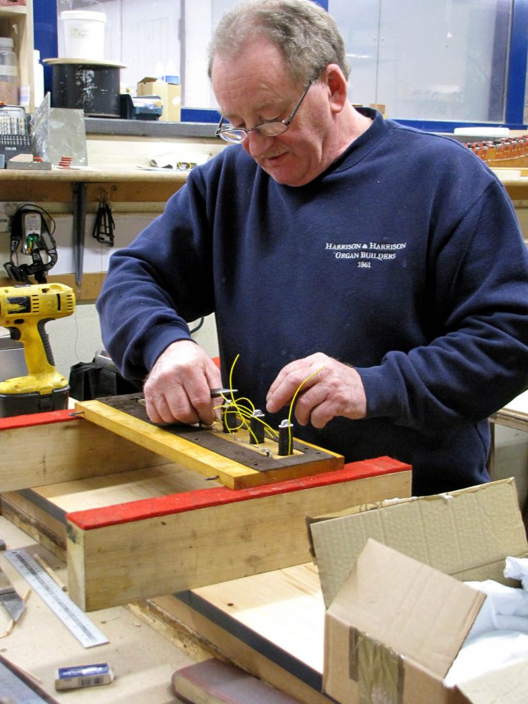 Salisbury working on the back swell action (2) – Harrison & Harrison Ltd